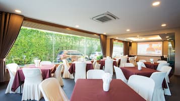 Pequeno-almoço tipo buffet diário (150 THB por pessoa)