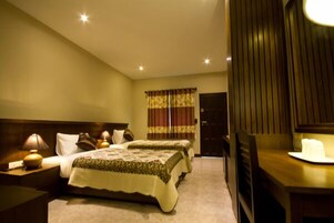 Quarto Twin Standard | Secretária, cortinas/cortinados opacos, camas desdobráveis