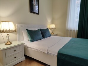 Quarto Duplo Deluxe, Vista para a cidade, no canto | Roupa de alta qualidade, minibar, cofre no quarto, secretária 