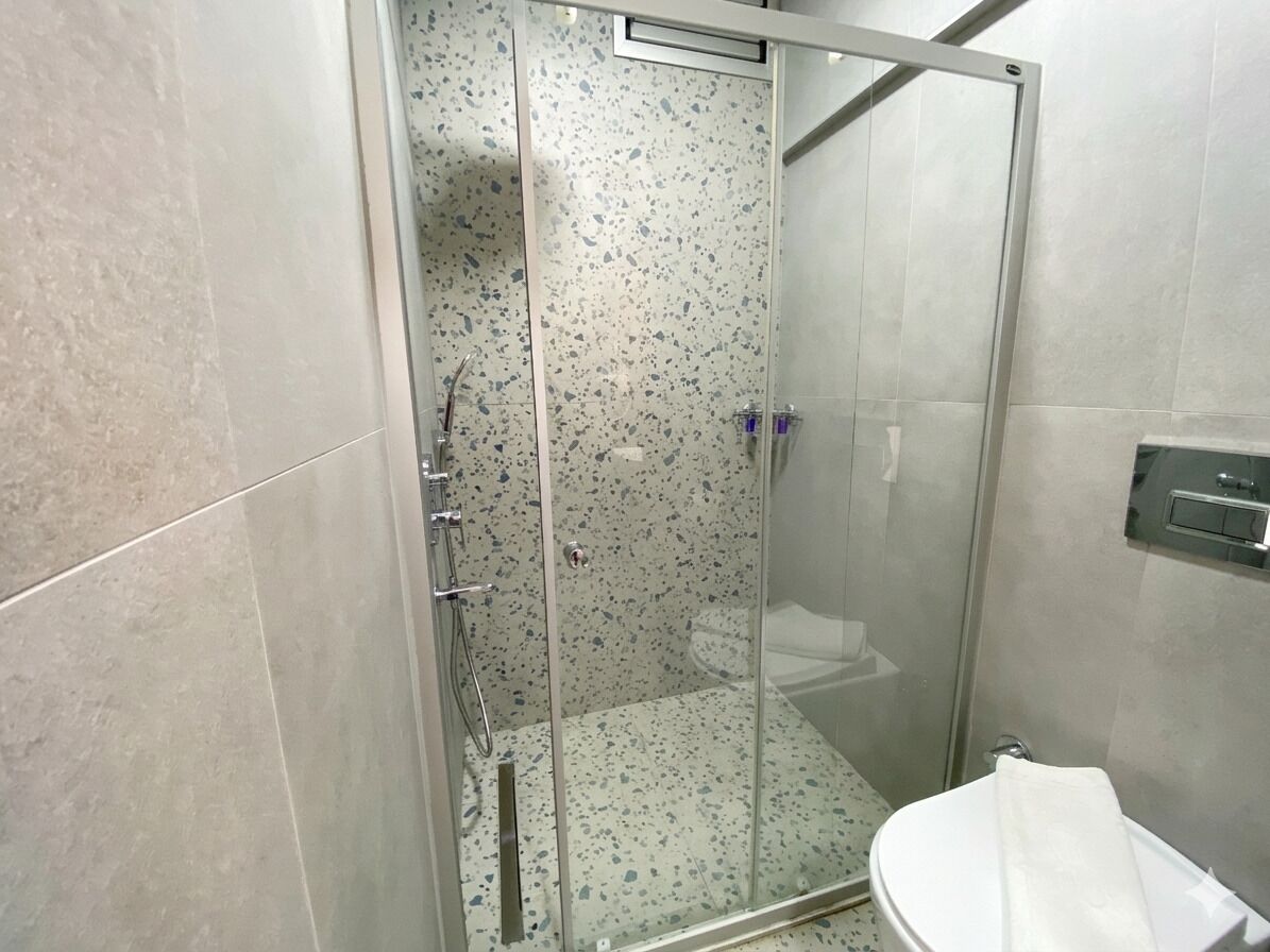 Quarto Duplo Deluxe | Casa de banho | Um polibã, artigos de higiene ecológicos, um secador de cabelo 