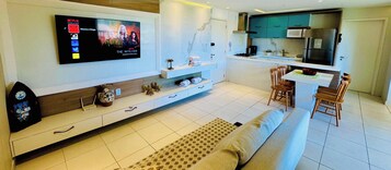 Apartamento premier | Área de estar | Smart TV 43 polegadas com canais digitais, TV, Netflix