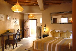 Quarto Quádruplo, casa de banho anexa (Saguia) | Cofre no quarto, com decoração personalizada 