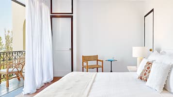 Deluxe Guestroom | Cofres nos quartos, ferros/tábuas de passar roupa, Wi-Fi de cortesia