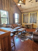 Quarto (Hugeloben Hutte - Hilltop Cottage) | Sala de estar | Smart TV de 50 de polegadas com canais digitais, Netflix, Hulu 