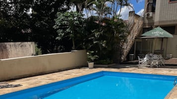 Piscina externa, espreguiçadeiras