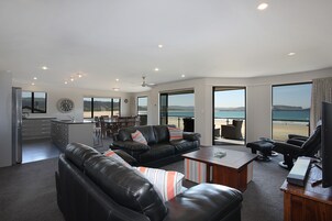 Apartamento executivo, vista para a praia | Área de estar | TV de tela plana