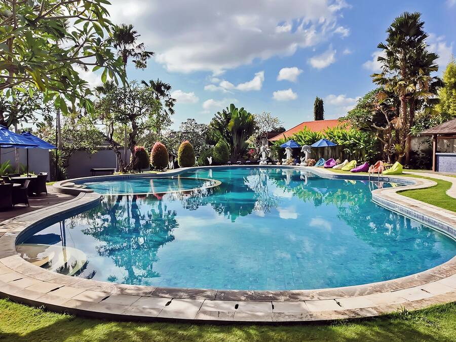 Piscina exterior, guarda-sóis, espreguiçadeiras