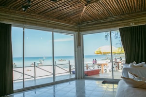 Deluxe Beach Front - Adult Only | Vista do quarto