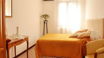 Quarto casal ou duplo standard (Private External Bathroom) | Escrivaninha, berços grátis, Wi-Fi de cortesia