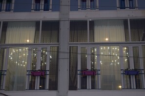 Fachada do alojamento (tarde/noite)