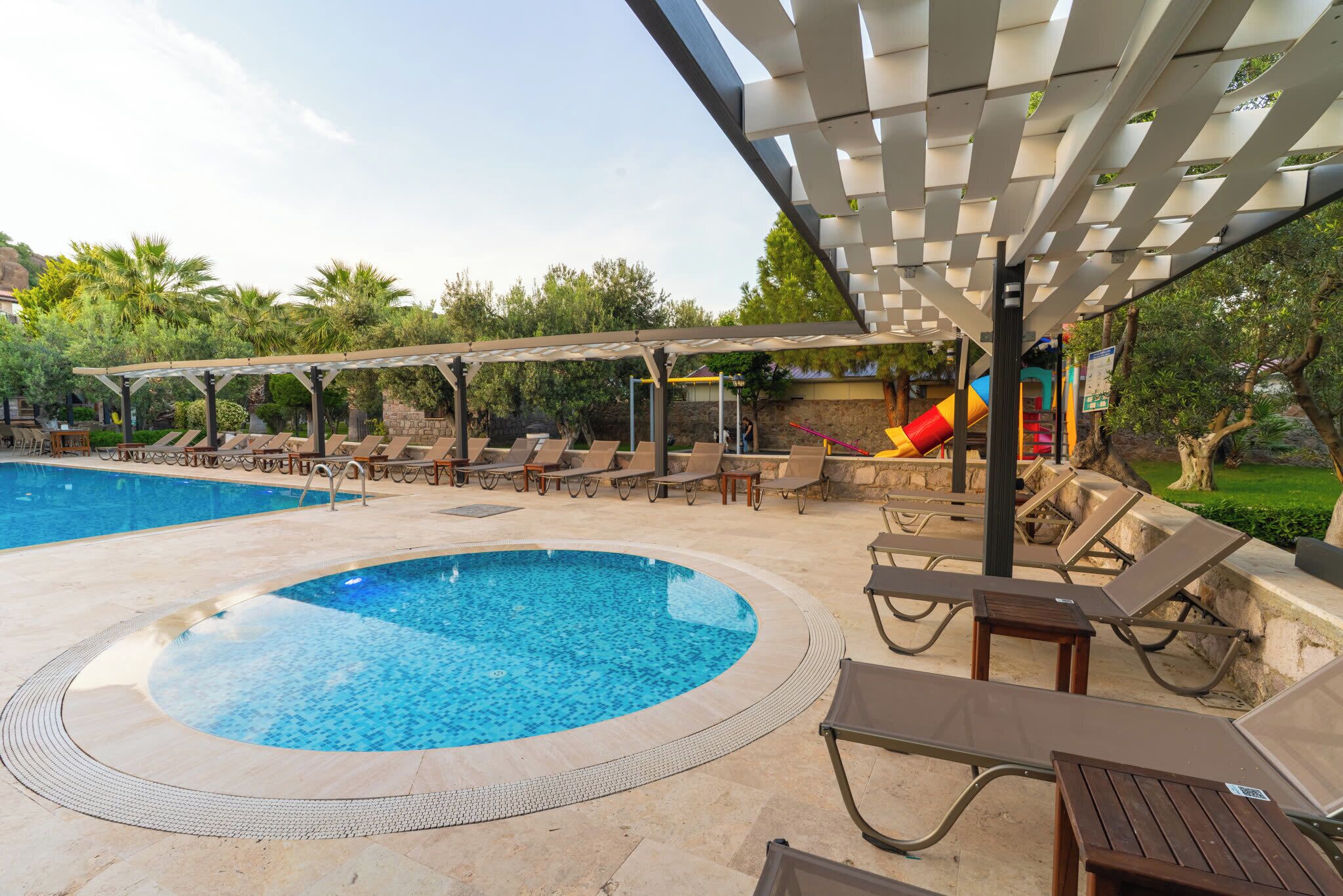 Piscina interior, piscina exterior, guarda-sóis, espreguiçadeiras 
