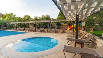 Piscina interior, piscina exterior, guarda-sóis, espreguiçadeiras