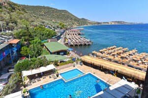 Na praia, espreguiçadeiras, guarda-sóis de praia 