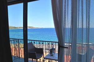 Deluxe Penthouse, 1 Bedroom, Balcony, Sea View | Minibar, cofre no quarto, com decoração personalizada, secretária 