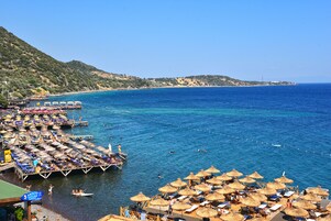 Na praia, espreguiçadeiras, guarda-sóis de praia 