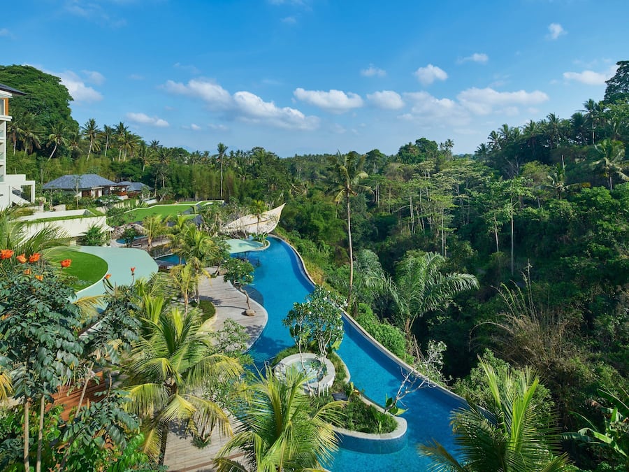 2 piscinas externas, funciona das 9h às 19h, barracas de cortesia