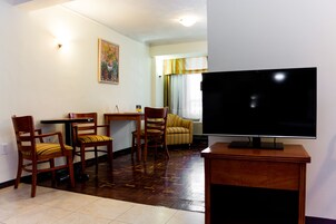 Suíte júnior, 2 camas de casal | Escrivaninha, cortinas blackout, quartos à prova de som