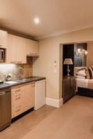 Apartamento, 1 quarto (Inn Two) | Cozinha americana privada | Geladeira grande, micro-ondas, cooktop, lava-louças