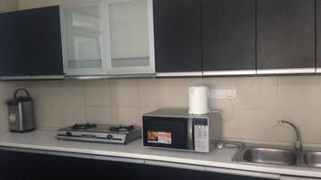 Geladeira grande, micro-ondas, cooktop, chaleira elétrica