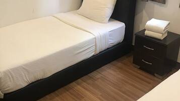 Secretária, ferro/tábua de engomar, Wi-fi grátis