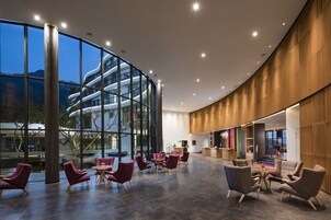 2 bares/lounges, este bar de karaoke, este bar de cocktails 