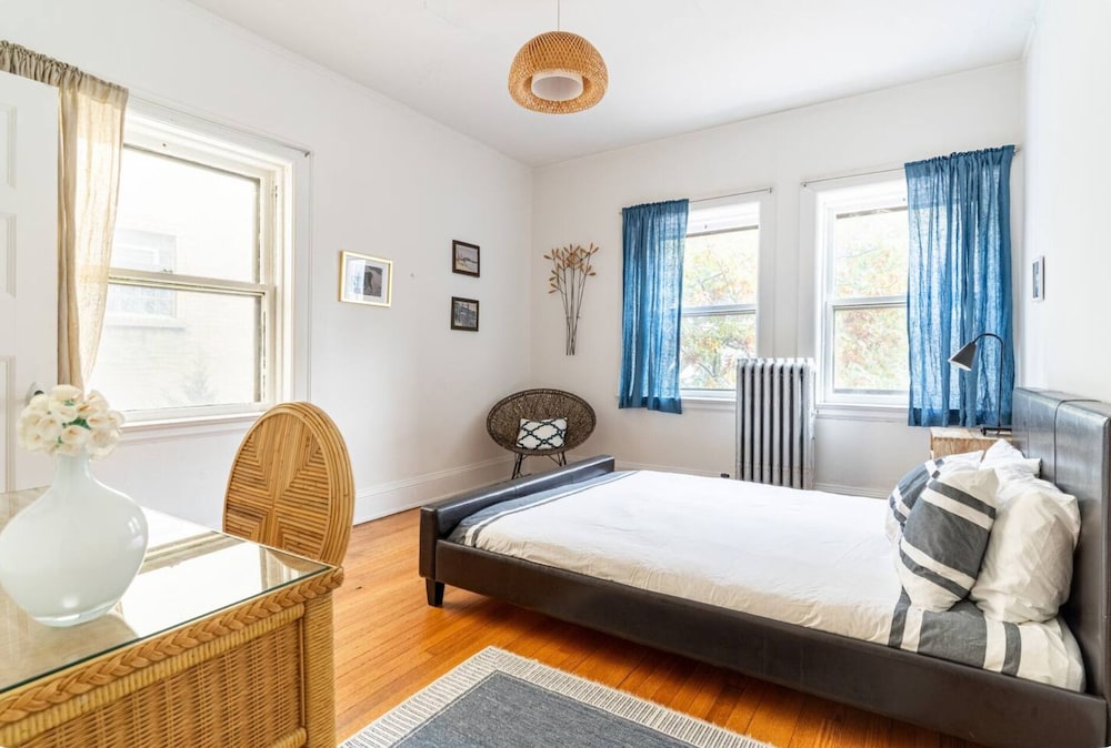 Beautiful 6br Mansion, 4 Parking Spots, Sleeps 21! Walk To Wrigley & The Lake! - Chicago, IL