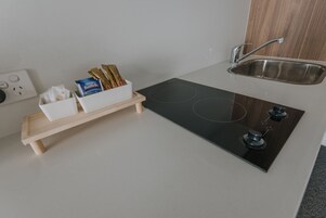 Um frigorífico, um micro-ondas, um forno, uma placa de cozinha 