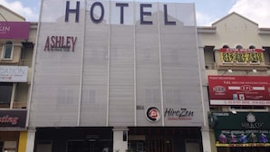 Um hotel com uma grande placa indicando "HOTEL ASHLEY".
