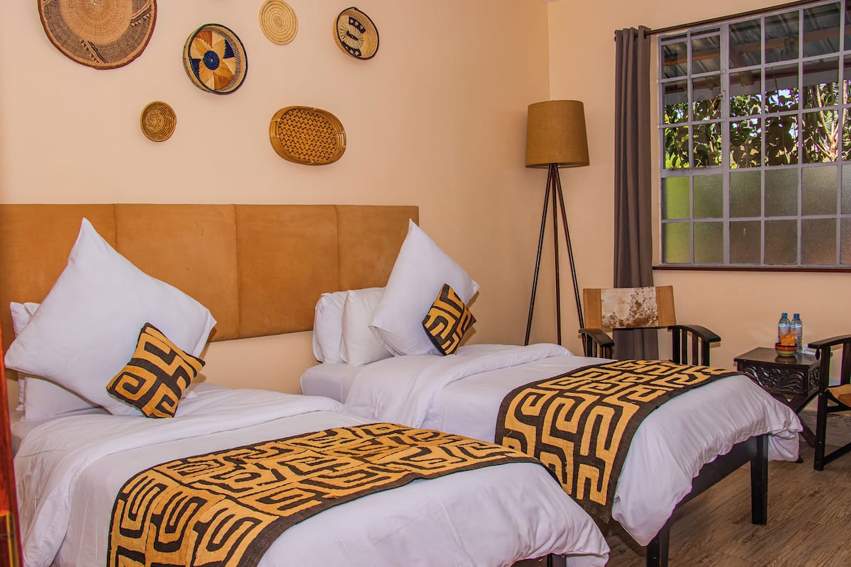 Quarto triplo standard | Cofres nos quartos, Wi-Fi de cortesia, roupa de cama
