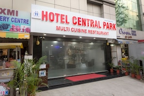 Hotel chamado Hotel Central Park com restaurante de culinária variada.