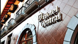 Um edifício com uma placa que diz 'Hotel Central'.