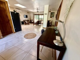 Villa Almendro | Sala de estar | Televisor LED de 32 polegadas com canais digitais 