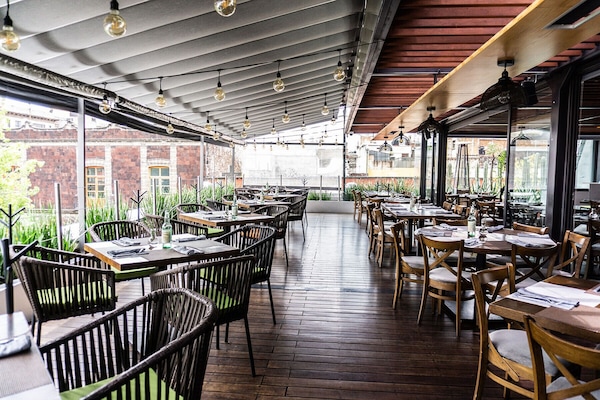 Terraço com espreguiçadeiras