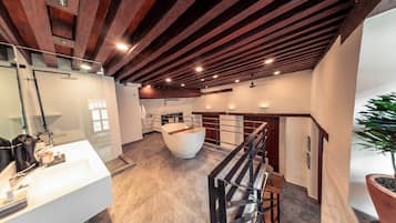 Quarto casal presidencial, banheira | Banheiro | Chuveiro, produtos de toalete grátis, secador de cabelo