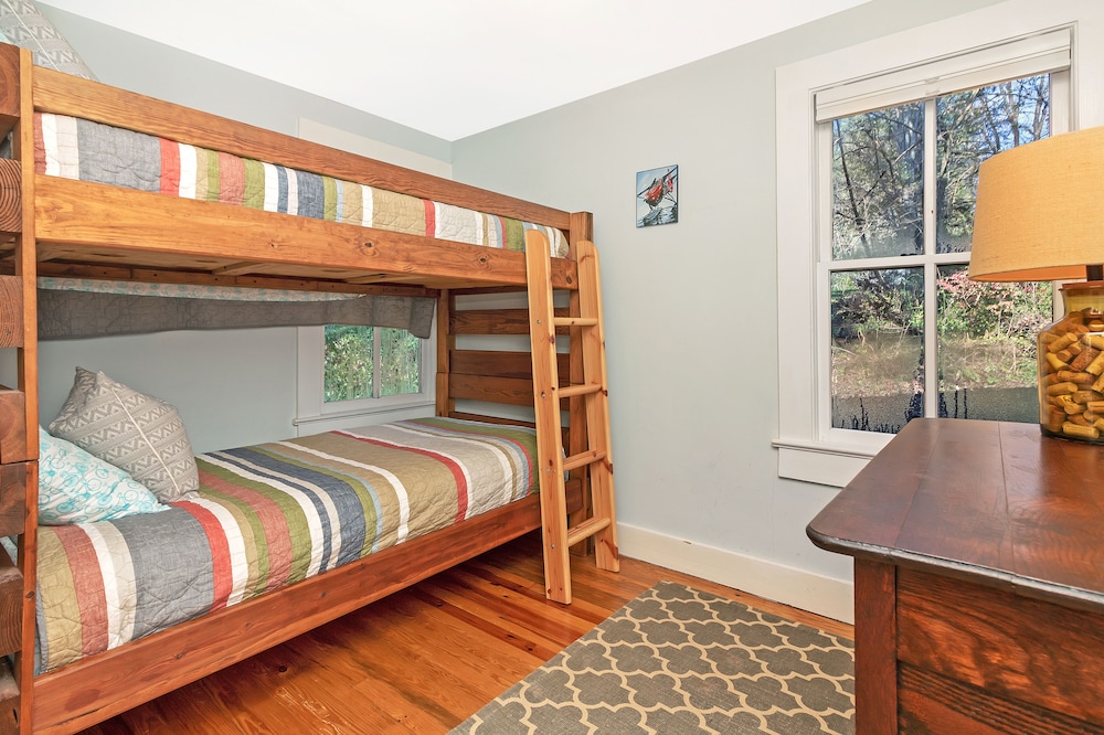 Lingerlong Cottage On Downtown Brevard's Most Beautiful Property! - Brevard, NC