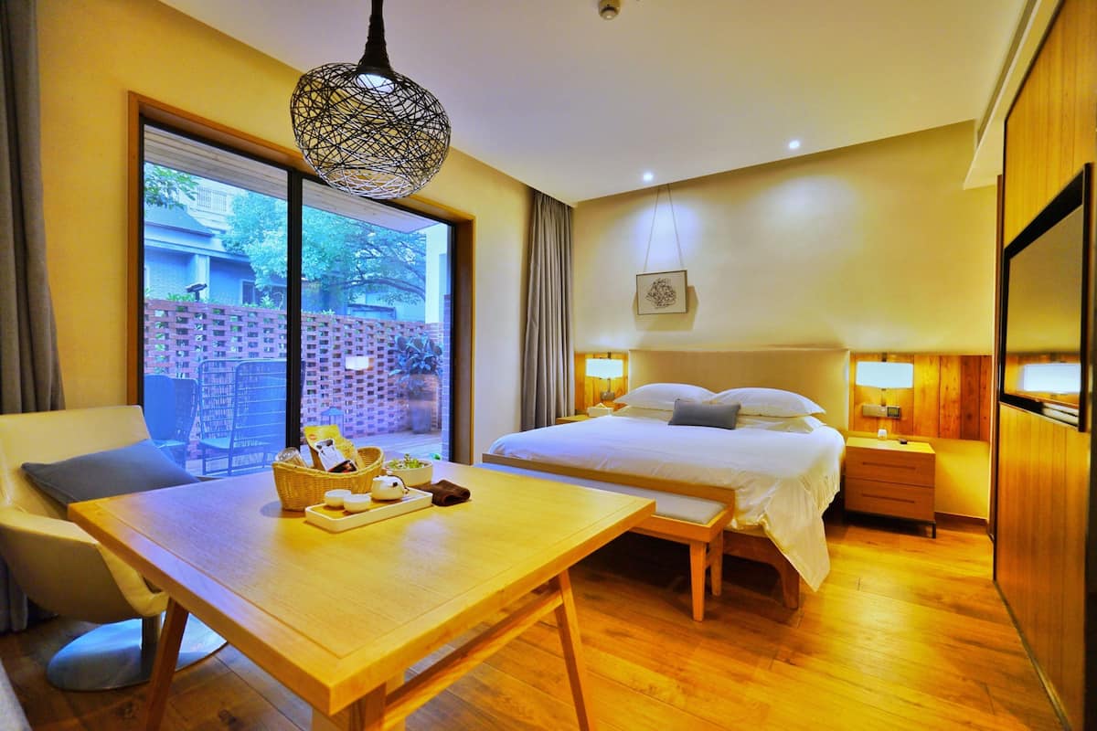 Quarto luxo, 1 cama Queen | Cortinas blackout, ferros/tábuas de passar roupa, Wi-Fi de cortesia