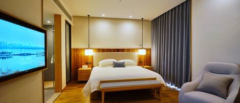 Quarto superior, 1 cama King | Cortinas blackout, ferros/tábuas de passar roupa, Wi-Fi de cortesia