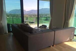 2 Bedrooms | Área de estar | TV de tela plana, DVD player