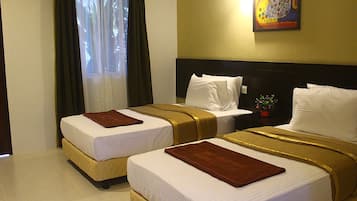 Quarto Twin Standard | Minibar, secretária, ferro/tábua de engomar, Wi-fi grátis