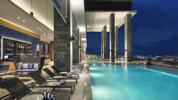Piscina exterior, da(s) 6:00 à(s) 22:00, espreguiçadeiras