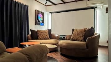 TV de ecrã plano, consola de videojogos, Netflix, brinquedos