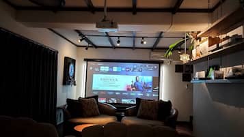 TV de ecrã plano, consola de videojogos, Netflix, brinquedos