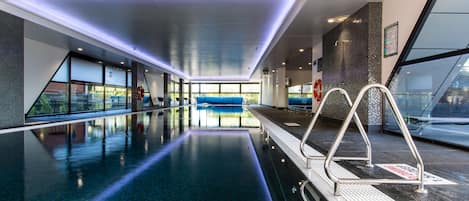 Piscina interior, espreguiçadeiras