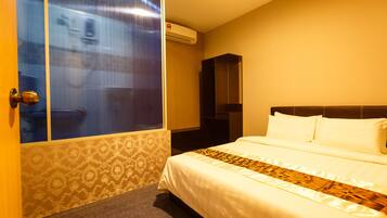 Quarto, 1 cama Queen | Ferros/tábuas de passar roupa, Wi-Fi de cortesia