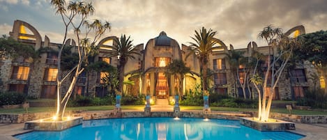 Piscina exterior, guarda-sóis, espreguiçadeiras