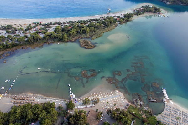 Praia particular, espreguiçadeiras, guarda-sóis, passeios de caiaque