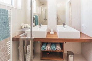 Villa Exclusiva, 4 quartos, sauna, junto à montanha | Lavatório na casa de banho