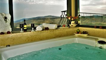 Um polibã e uma banheira separados, uma banheira de hidromassagem