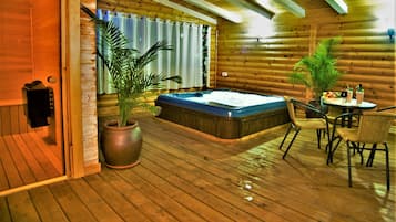 Suite-Estúdio Deluxe | Casa de banho | Um polibã e uma banheira separados, uma banheira de hidromassagem