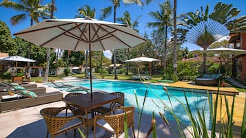 Piscina exterior, guarda-sóis, espreguiçadeiras